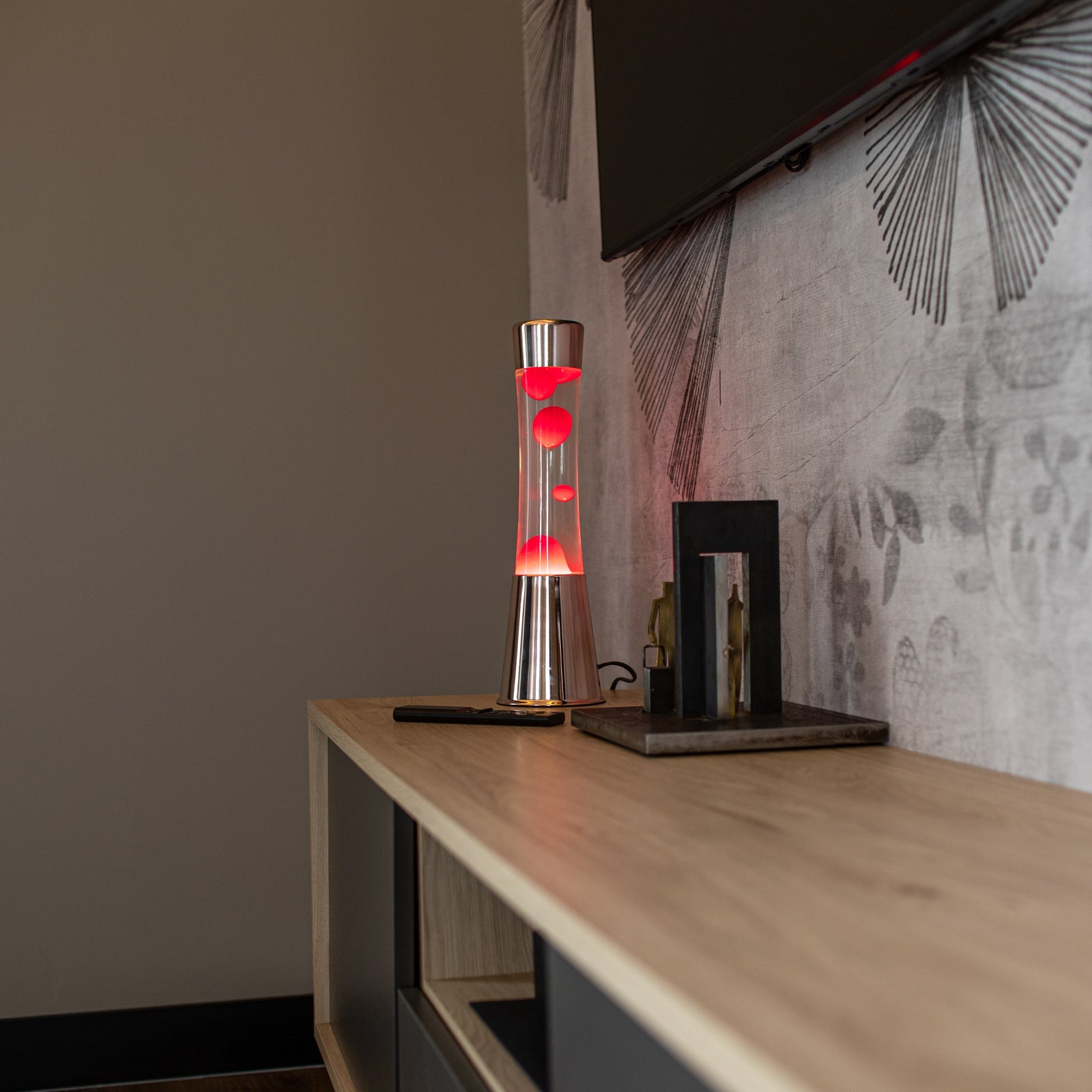 Lámpara de Lava con base oro rosa, líquido transparente y lava magenta